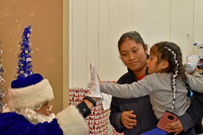 Blue Santa arrives early, hands out presents | News | seguingazette.com