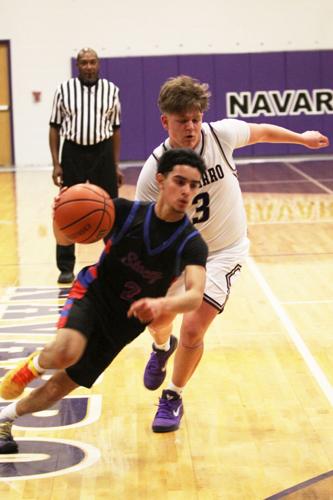 Navarro clips Eagles’ wings in 60-32 route | Sports | seguingazette.com