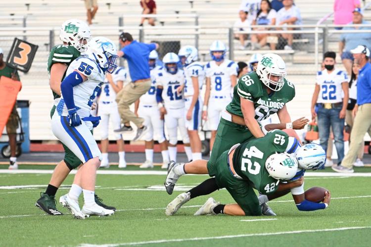 WRANGLED: Bulldogs corral up Mustangs, 35-17 | Sports | seguingazette.com