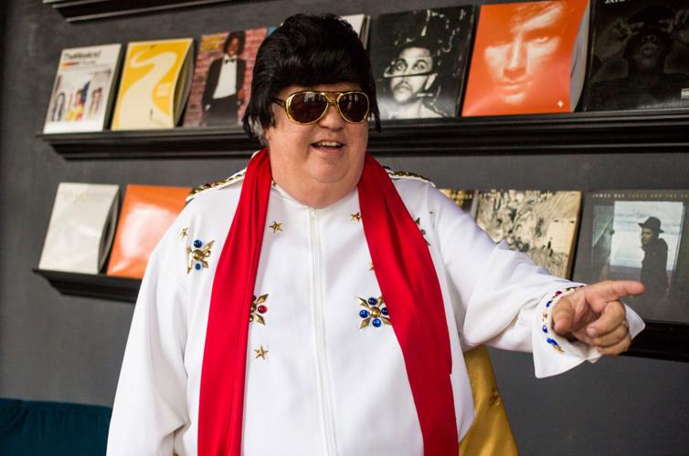 Elvis impersonator turns nuptials into a rock ’n roll extravaganza ...
