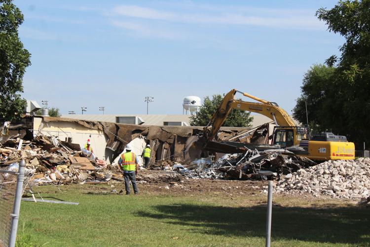 Demolition crews raze Navarro ISD’s former intermediate campus | News ...