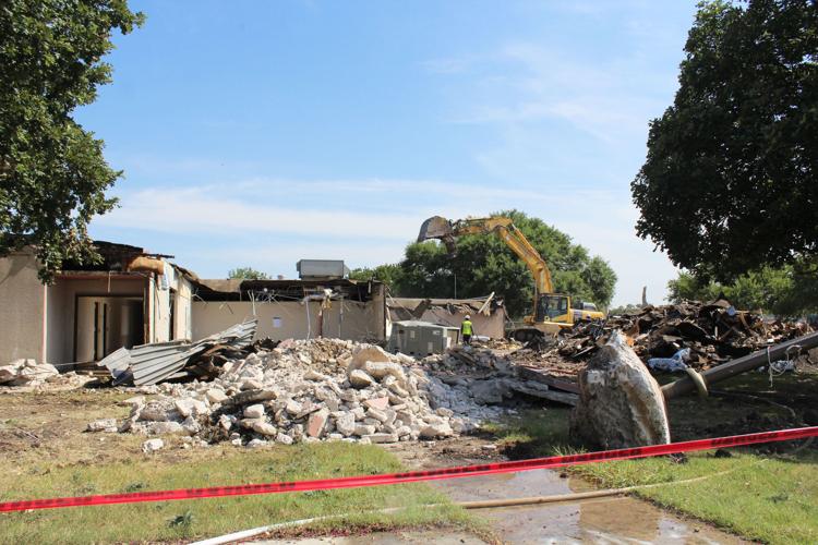 Demolition crews raze Navarro ISD’s former intermediate campus | News ...