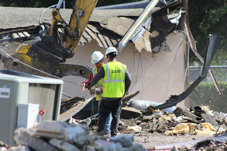 Demolition crews raze Navarro ISD’s former intermediate campus | News ...