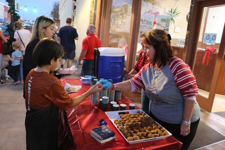 Community steps into the holidays at Strolls | News | seguingazette.com