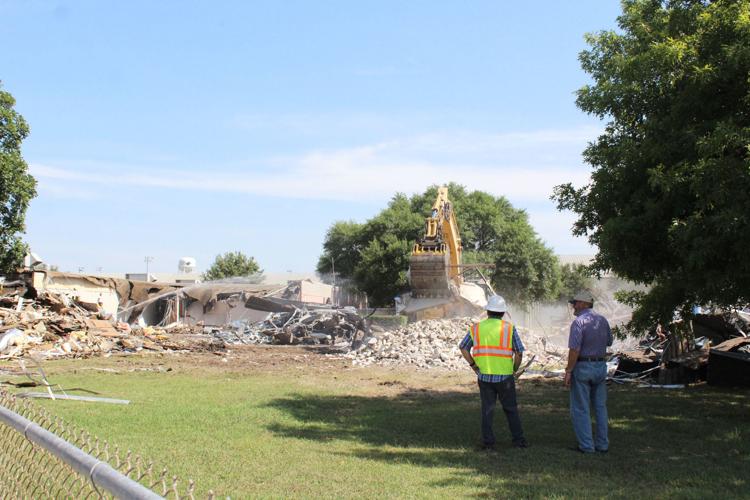 Demolition crews raze Navarro ISD’s former intermediate campus | News ...