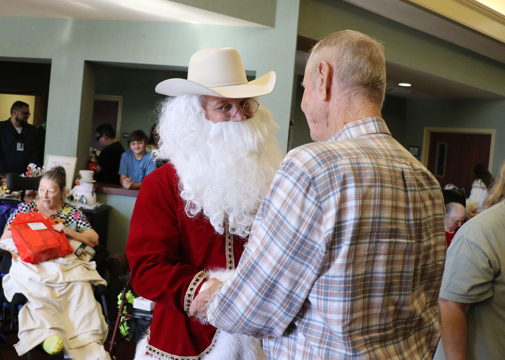 Santa Sheriff, Mrs. Claus, deputies spread holiday cheer | Photo ...