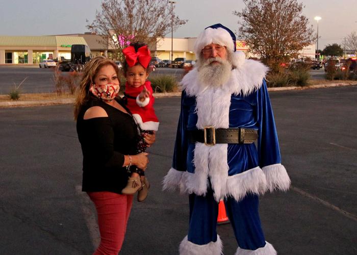 Blue Santa delivers amid pandemic | News | seguingazette.com