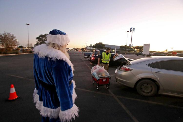 Blue Santa delivers amid pandemic | News | seguingazette.com