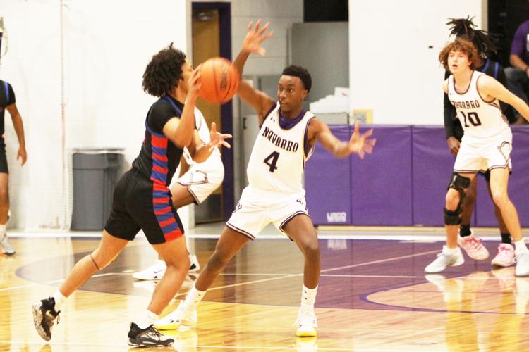 Navarro clips Eagles’ wings in 60-32 route | Sports | seguingazette.com