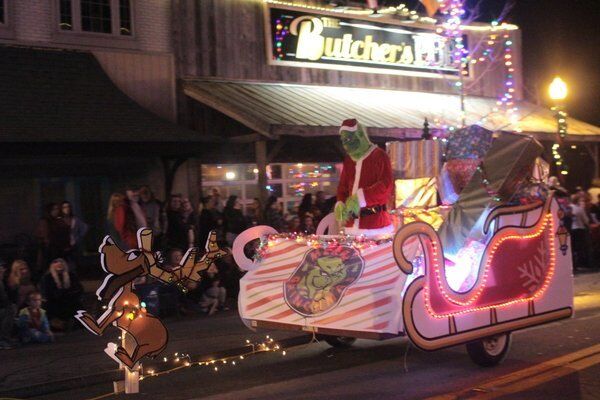 Christmas Parade brings out large crowds, participants | Local News ...