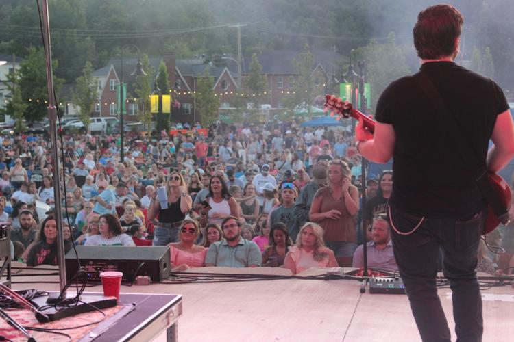 Weekend concert brings huge crowd to Town Center | Community | sentinel ...