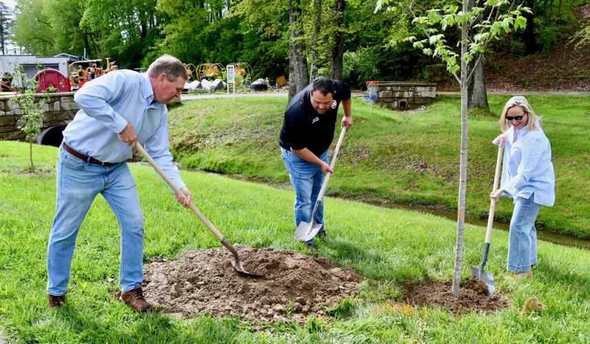 Mayor, councilors plant trees for Arbor Day | Community | sentinel-echo.com