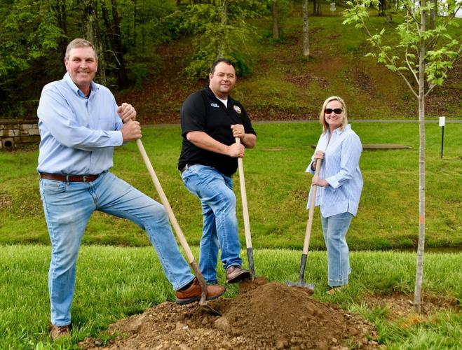 Mayor, councilors plant trees for Arbor Day | Community | sentinel-echo.com
