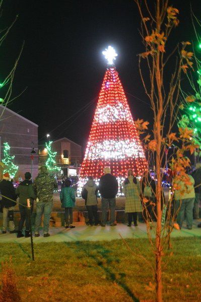 Christmas Tree lights up Town Center | Local News | sentinel-echo.com