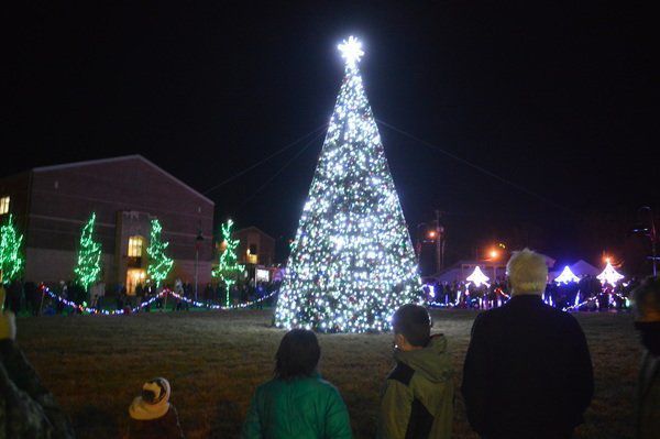 Christmas Tree lights up Town Center | Local News | sentinel-echo.com