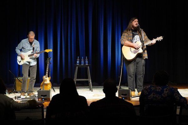 Justin Wells takes library stage | Local News | sentinel-echo.com