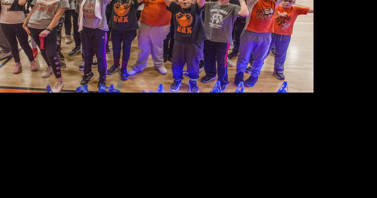 Sharon students glowing on $12K fundraiser | Local News | sharonherald.com