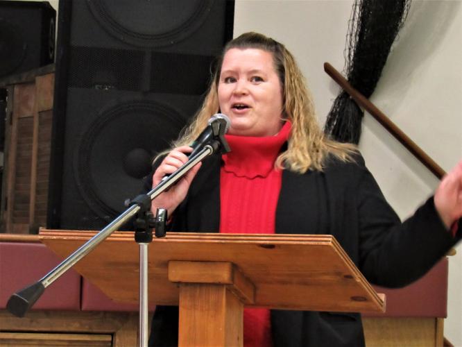 Mayor Kathy Coy learns about life on Hollow Acres Farm during farm-city ...