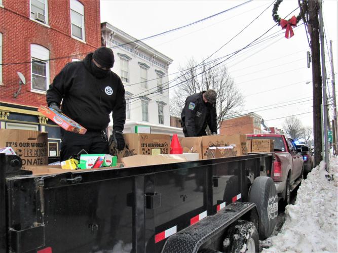 Santa arrives a little early in Newville over the weekend | Vts News ...