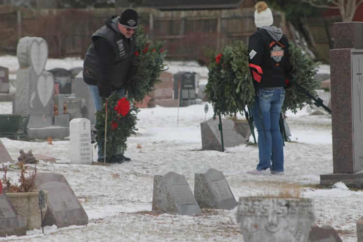 Wreaths placed on veterans’ graves across Mason County | News ...