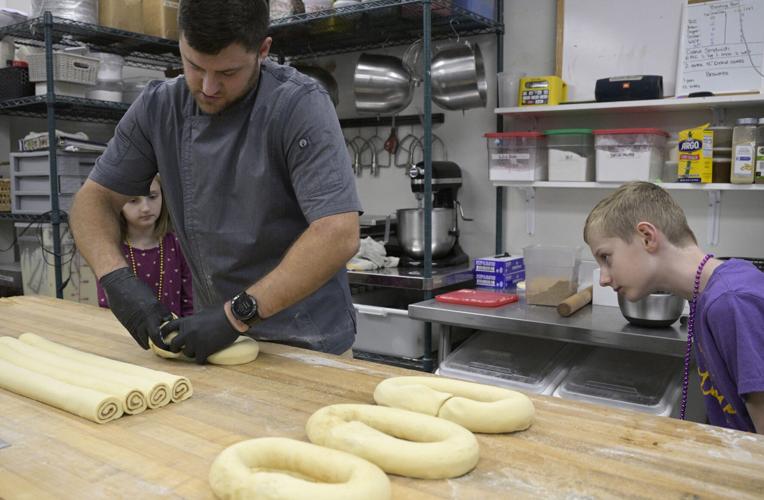 Shreveport bakery creates European, New Orleans king cakes | Mardi Gras ...
