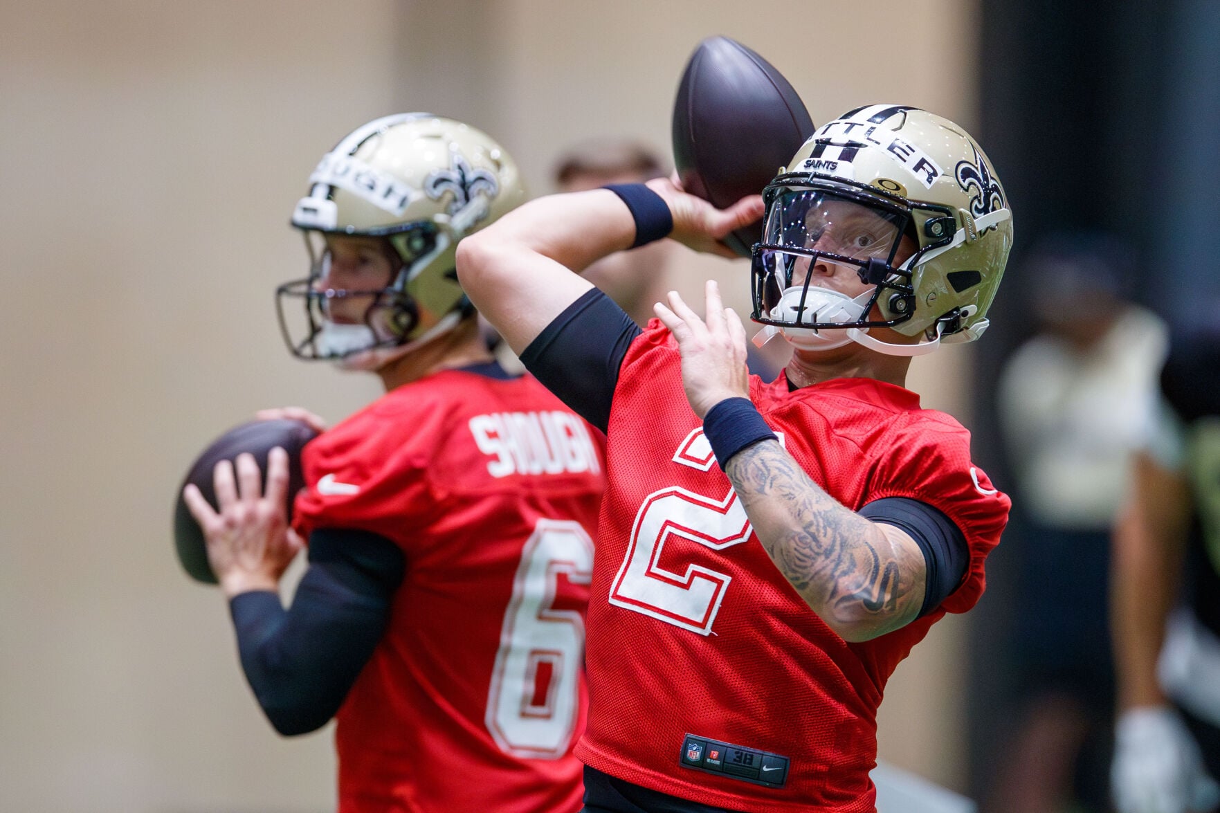 Photos: The New Orleans Saints stretch, run, throw and block during ...