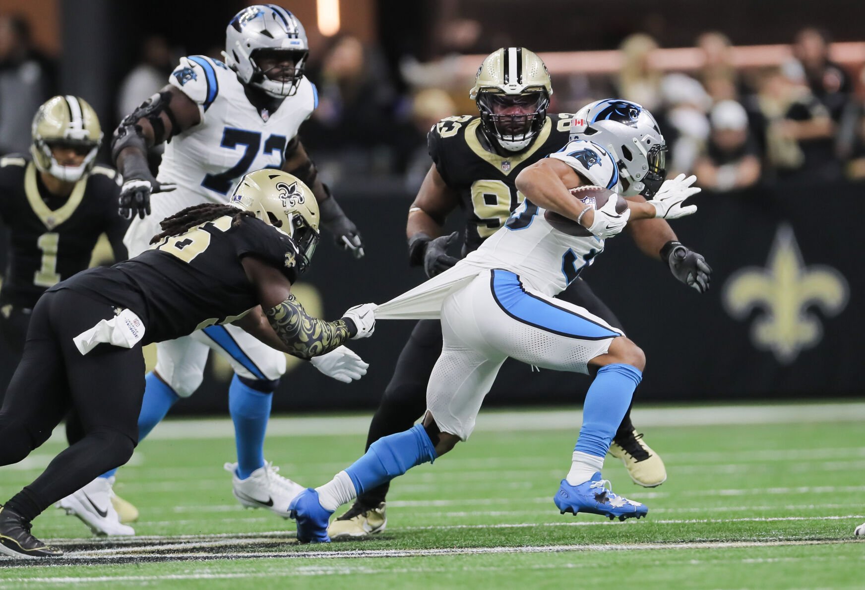 Demario Davis hurts calf in Saints' win over Titans | Saints ...