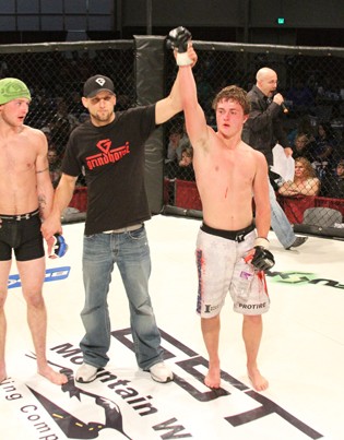 Fairview athlete Scott Andreasen is MMA winner, improving to 9-1 record ...