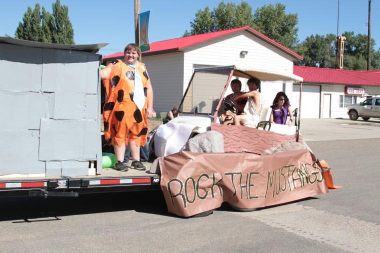 Savage shows school spirit during parade | Gallery | sidneyherald.com