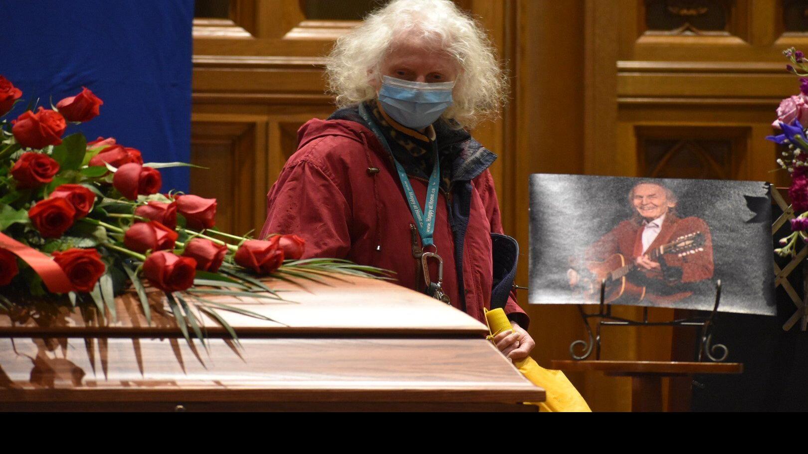 Mourners gather at Gordon Lightfoot visitation in Orillia