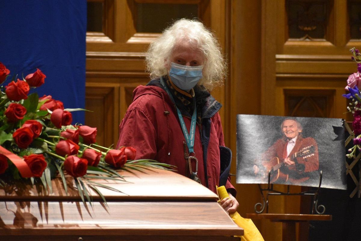Mourners gather at Gordon Lightfoot visitation in Orillia