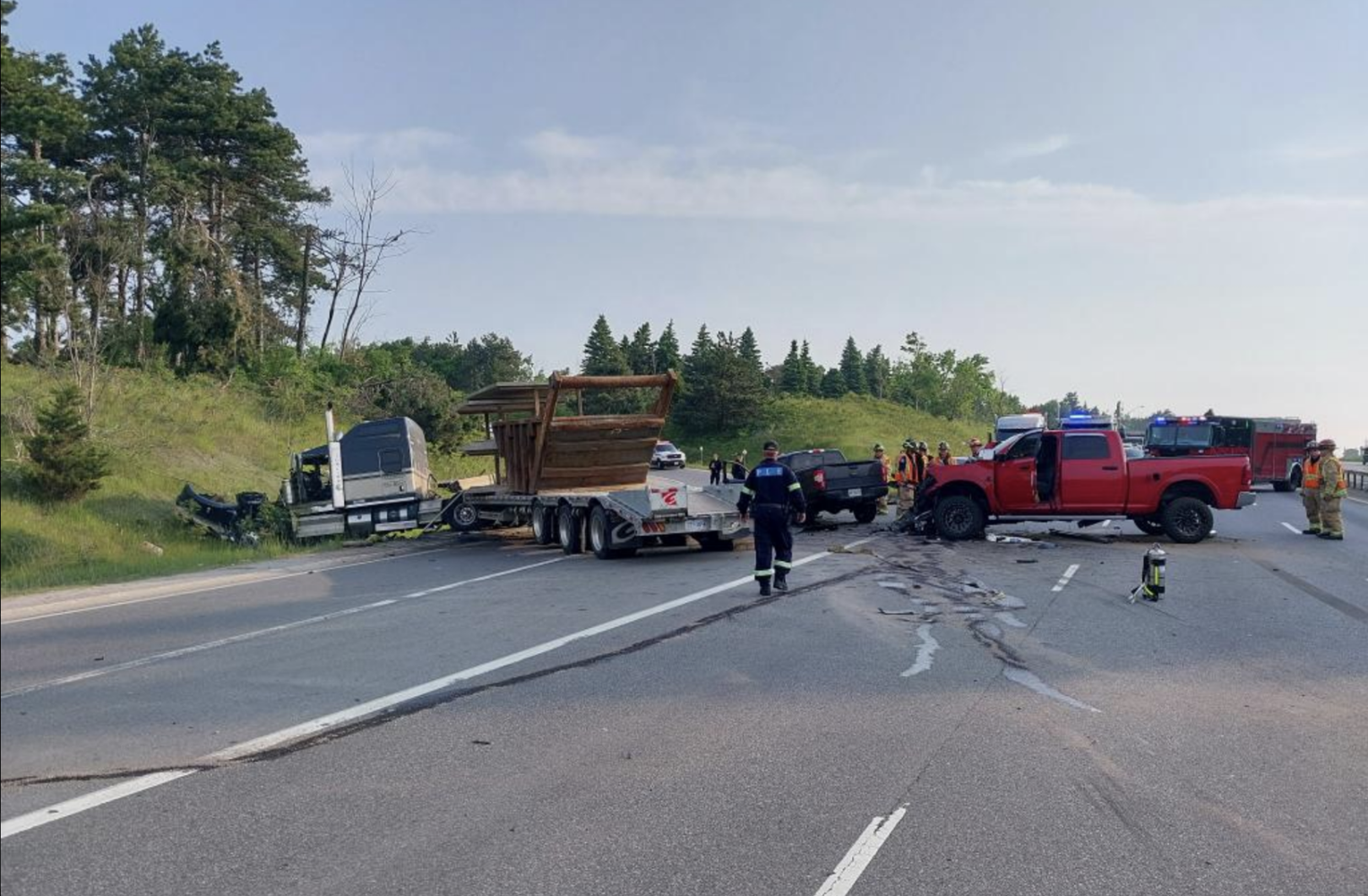 Barrie crash closes stretch of Highway 400