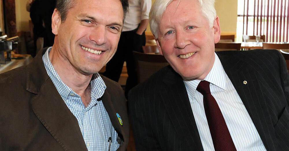 Bob Rae makes Barrie stop