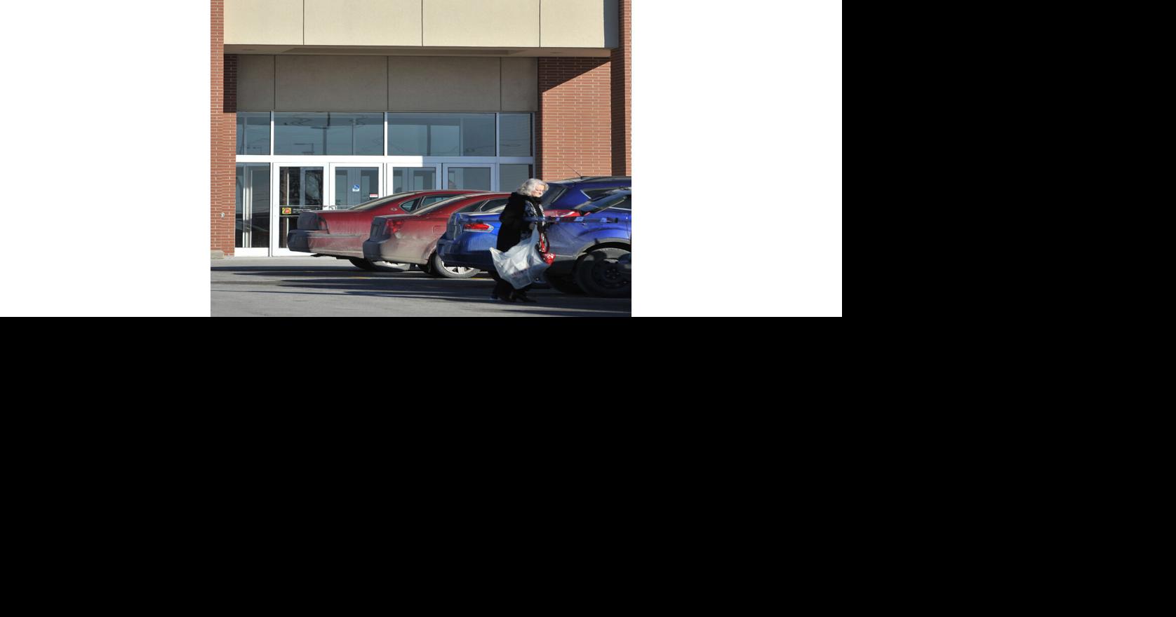 Barrie police officers surround Georgian Mall