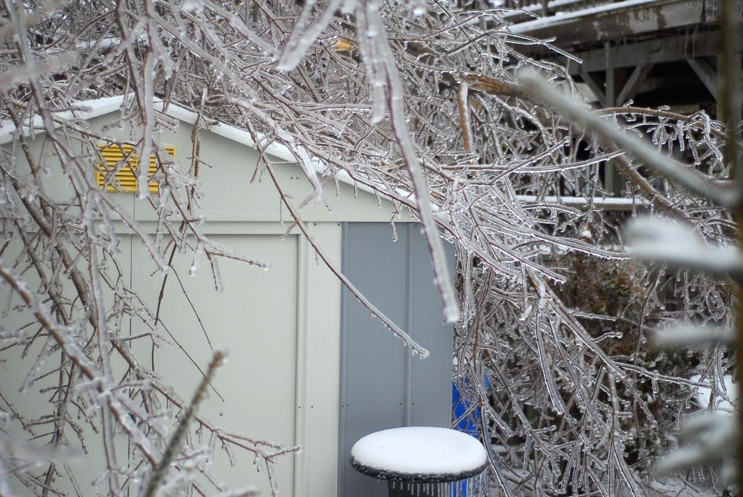 Ice storm causes power outages in Alliston, Barrie