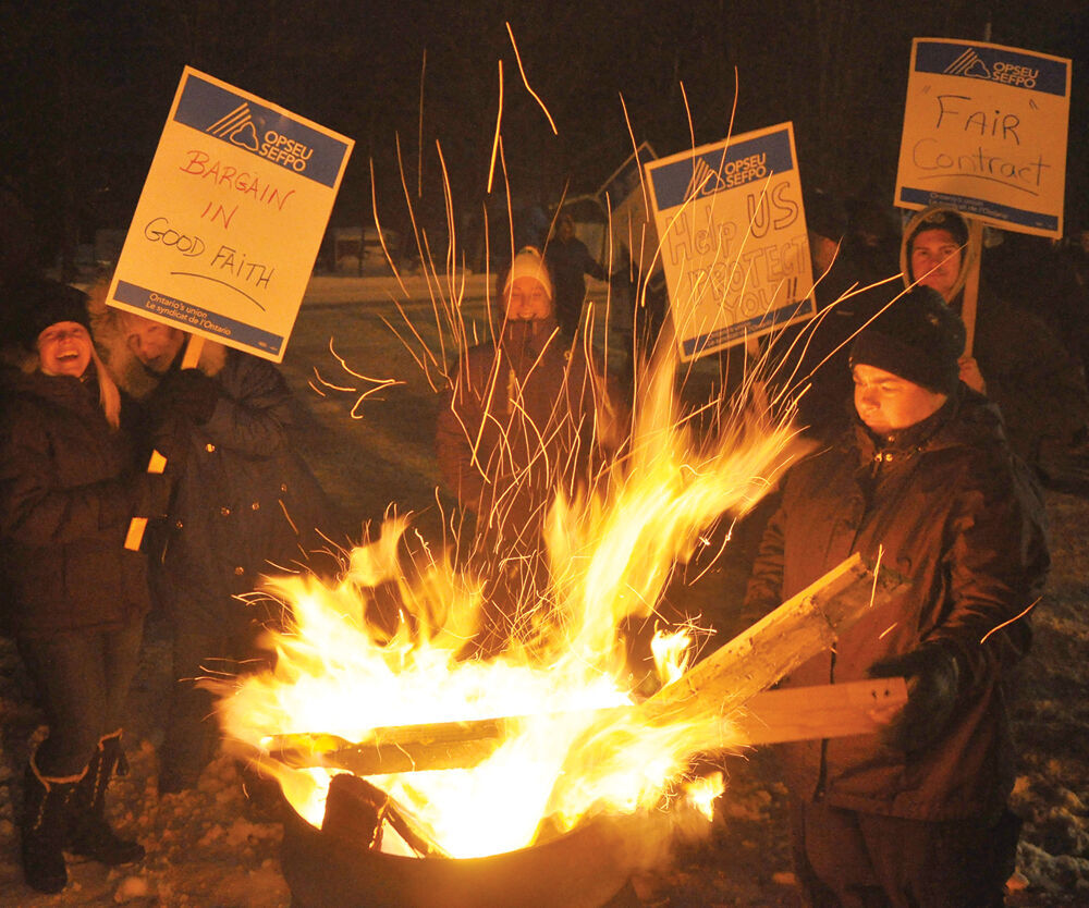 Jail workers picket in Penetanguishene