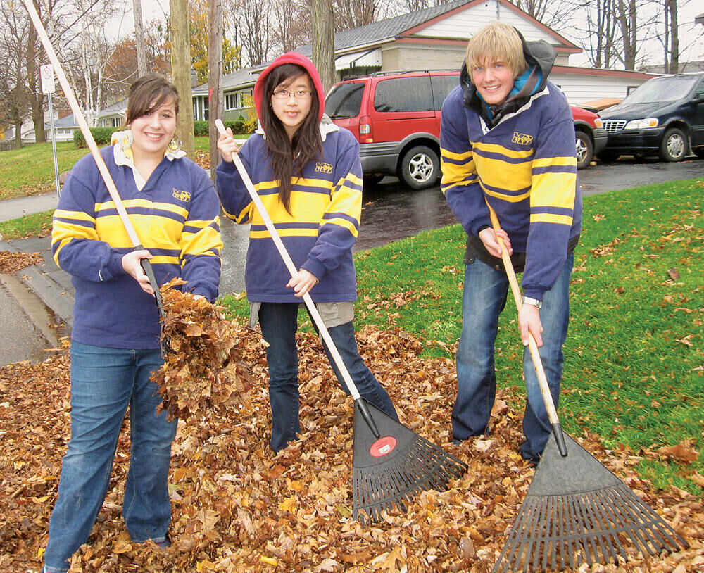 MSS students ‘Rake and Run’