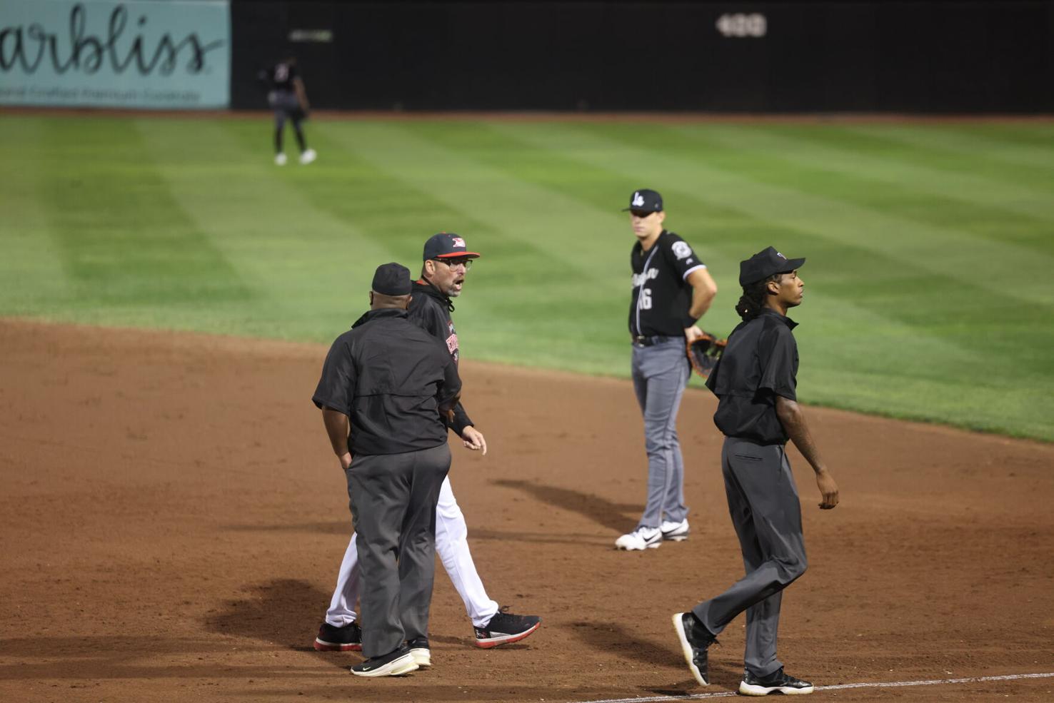 Sioux City Explorers walks off Milwaukee Milkmen