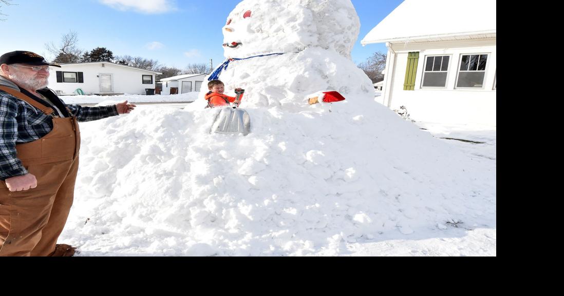 Massive snowman in Moville, Iowa, survives winter thaws