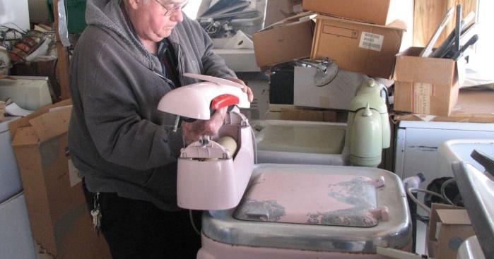 GALLAGHER: Early, Iowa, hardware store does tidy trade in old-time washers