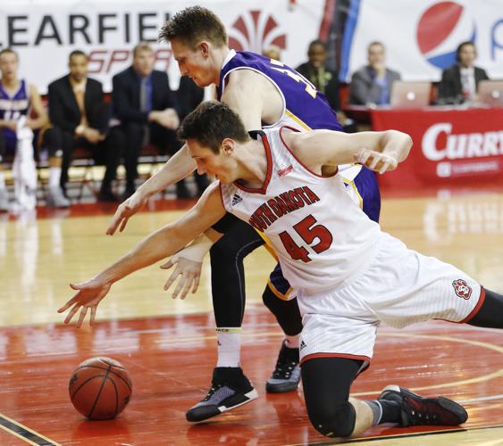 Kasperbauer catches fire, leads USD to win