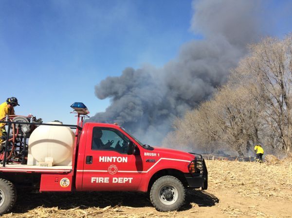 Grass fire spreads to Sioux City home, damages neighboring buildings