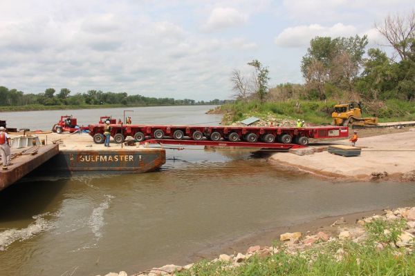 CF Industries unloads big equipment from Missouri River barges
