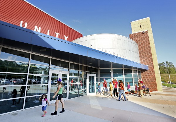 Elementary students meet teachers, explore classrooms