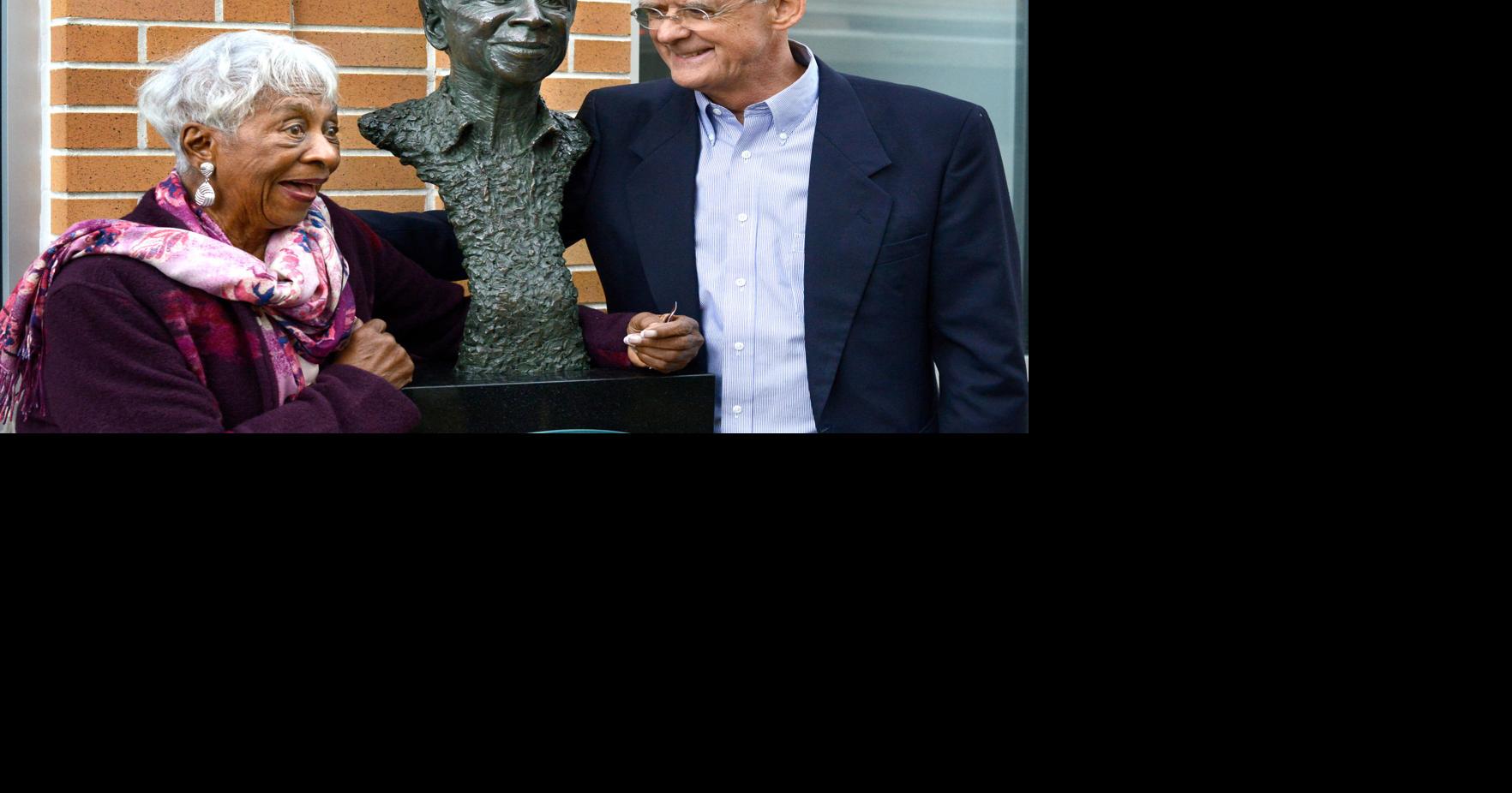 Busts dedicated for five more community leaders in downtown Sioux City