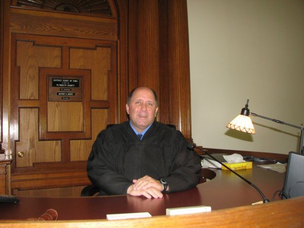 Real-life judges rate their TV counterparts