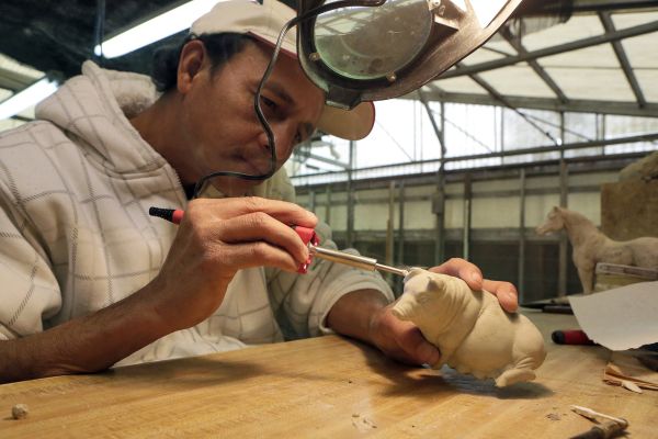 Figurine maker Hagen-Renaker hopes for a miniatures resurgence