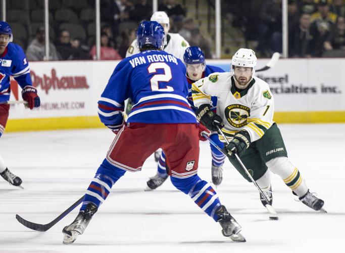 Musketeers fall to Des Moines on Banner Night