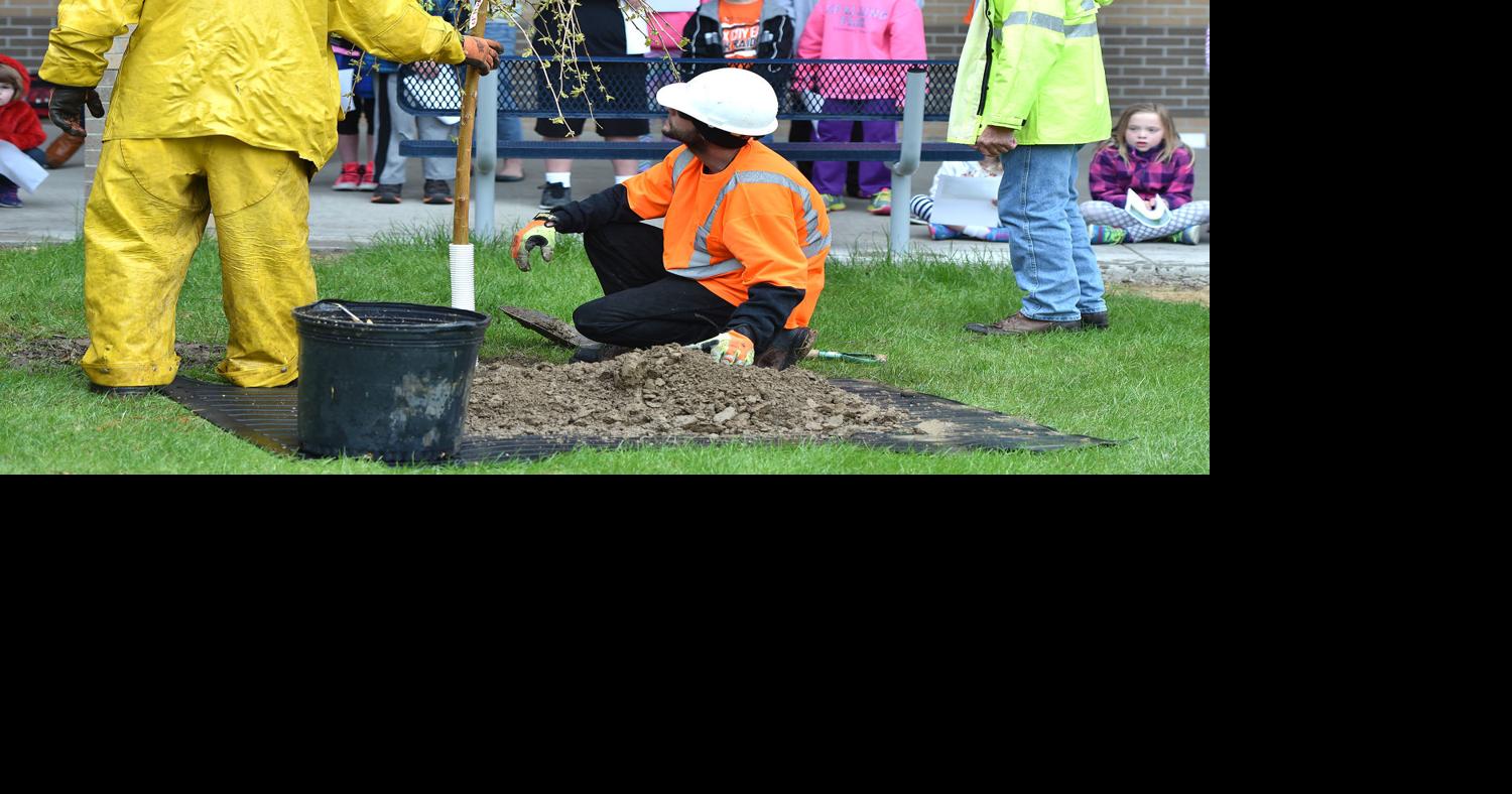 PHOTO: Tree planting at Spalding Park Elementary