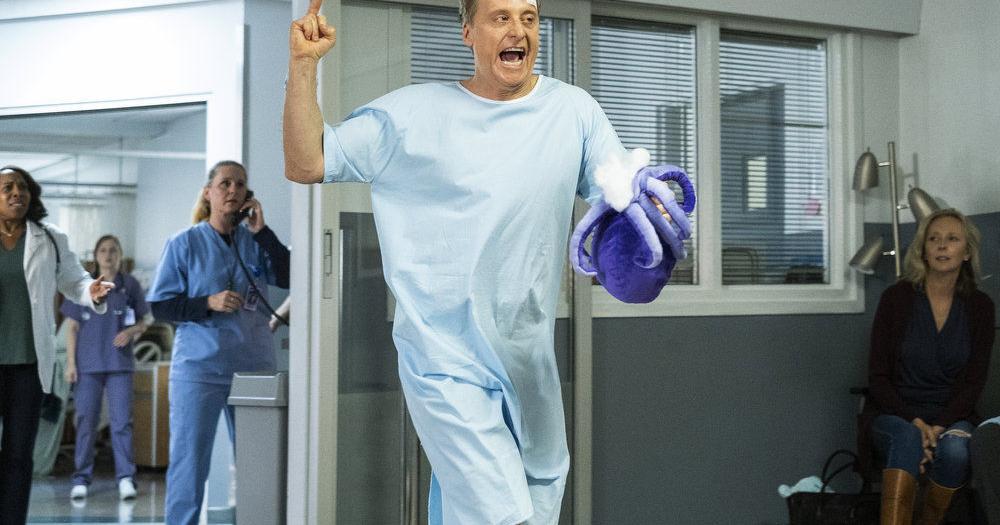 Actors take advantage of 'Resident Alien's' improv policy